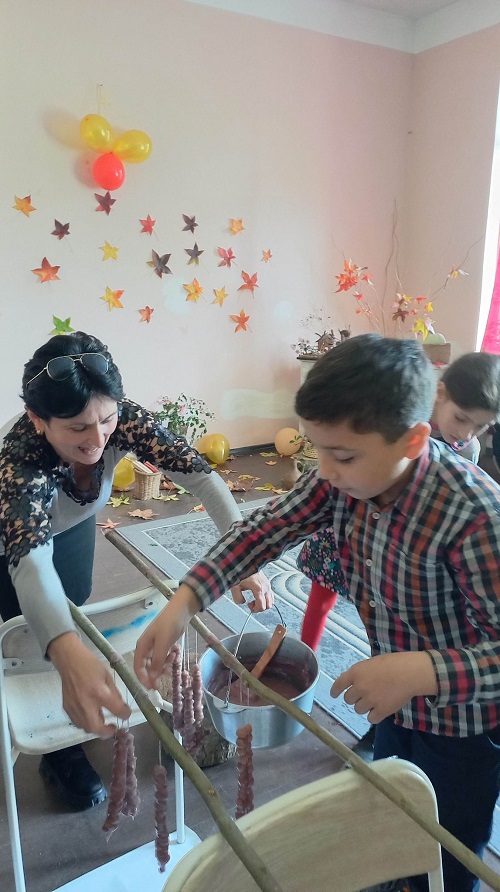 კვირიკეთის საჯარო სკოლის მე 4 კლასის მოსწავლეებმა შემოდგომის ხიბლი და